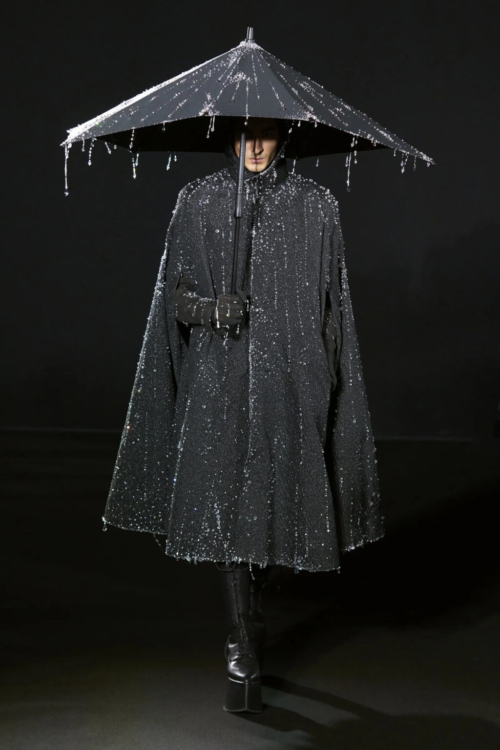 L'objet de la semaine : le Rain Coat de Robert Wun